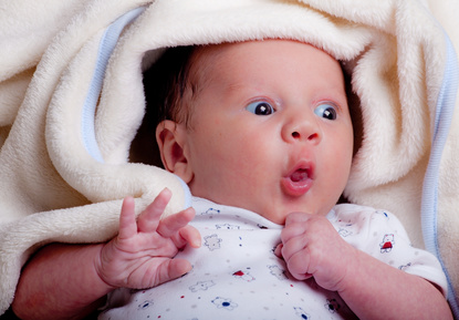 Bebé de meses que constantemente se assusta. Será normal?